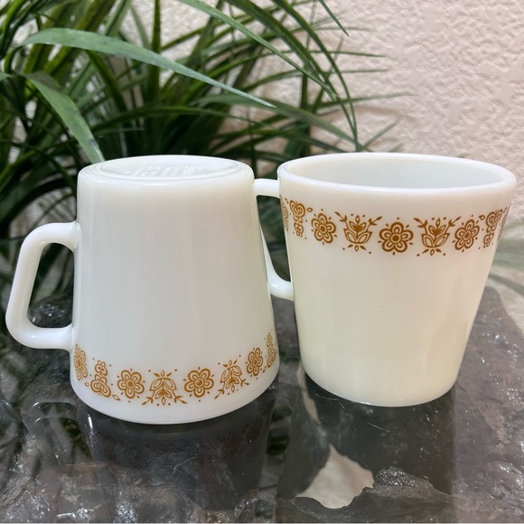 Pyrex | Dining | Vintage Set Of 2 Pyrex Milk Glass Butterfly Daisy Gold ...